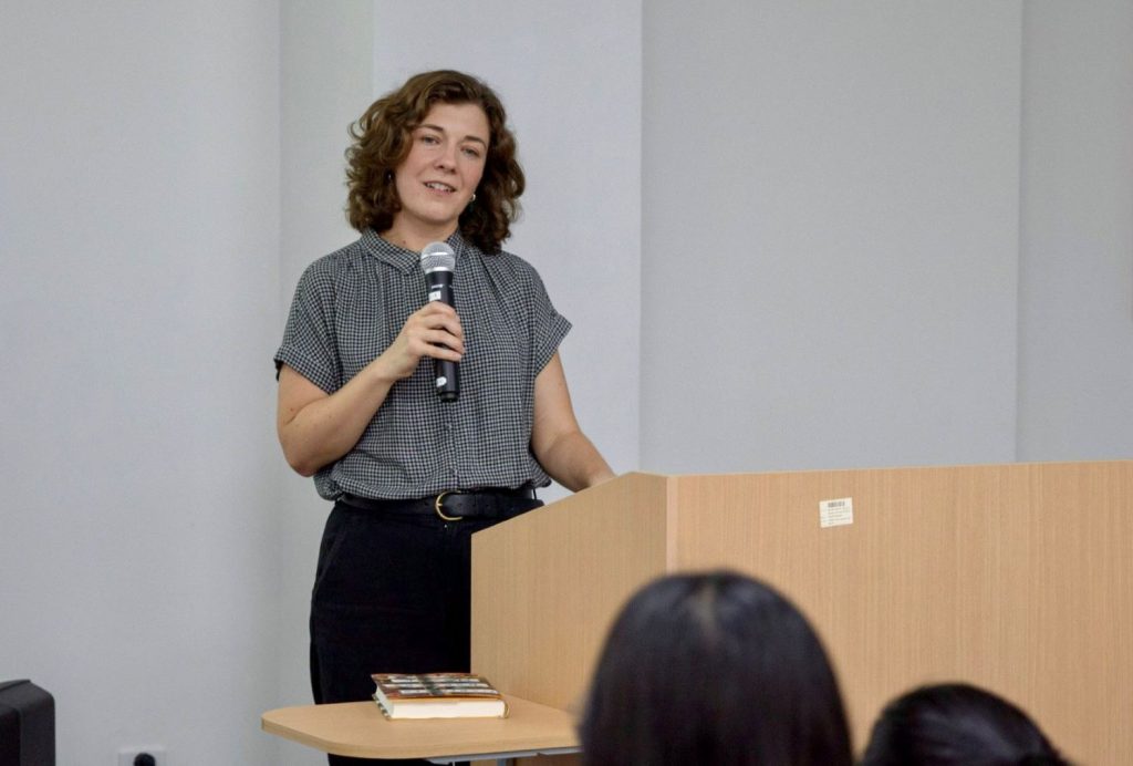 Renowned Author Elsa Hart's visit to VinUni campus - VinUni