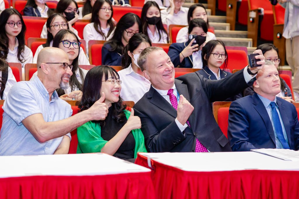 Bài phát biểu của Thầy Hiệu trưởng trong Ngày hội trải nghiệm VinUni ...