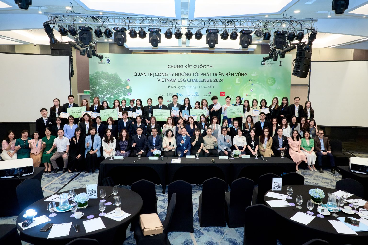 InVINcible team from VinUni wins the first prize at the Vietnam ESG ...